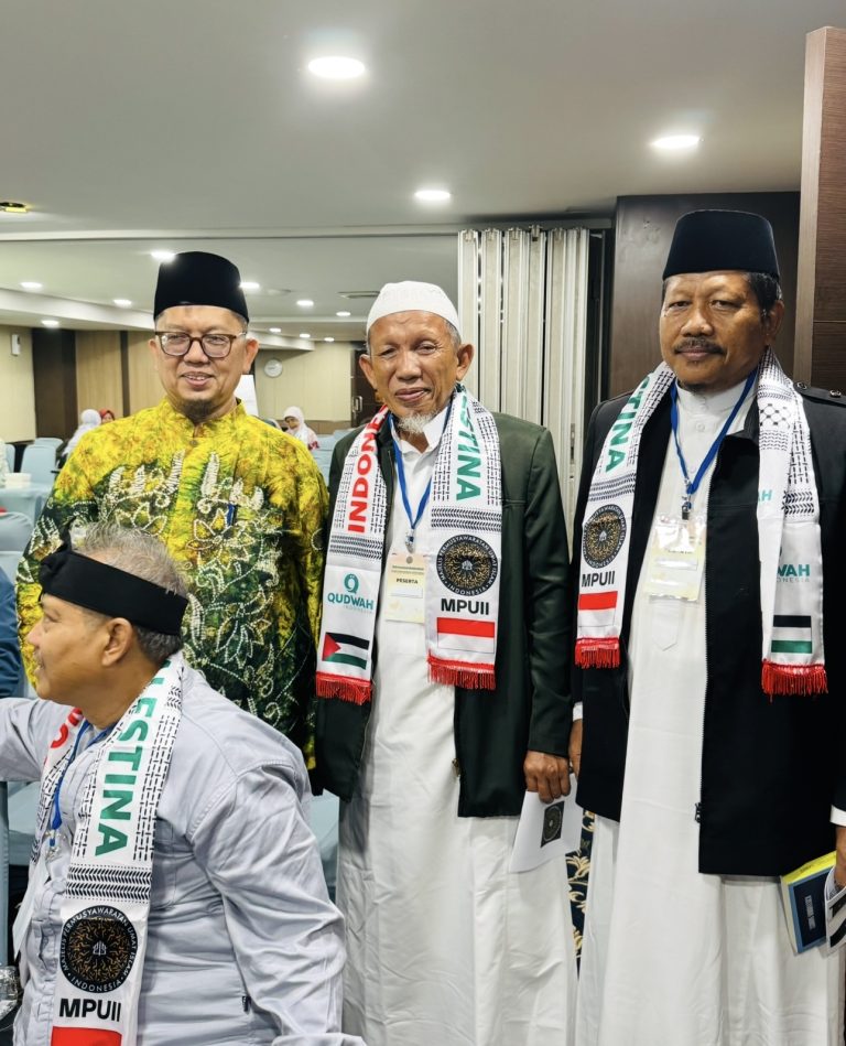 Amir Majelis MAKRAM (Dr.KH.Hasan Basri,M.A) Pusat Sulawesi Selatan Menghadiri MPUII (Majelis ...